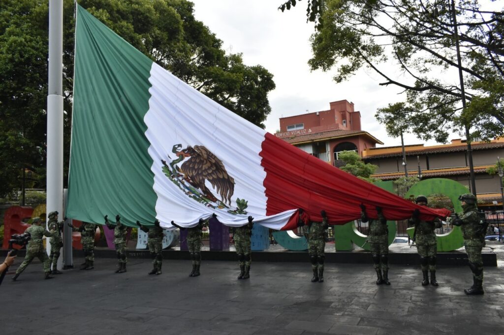 Venera ces a lábaro patrio por el CCXII aniversario de la independencia ...
